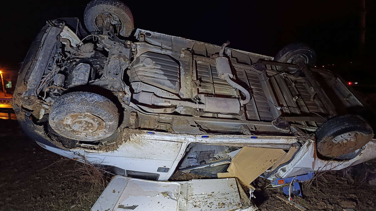 Banaz'da minibüs takla attı; baba ve oğlu yaralandı